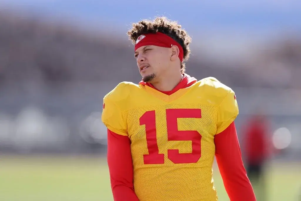 Mahomes Responds to Raiders’ Kermit the Frog Puppet Mocking
