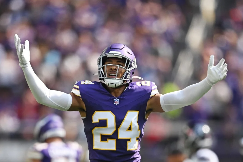 Vikings Celebrate With Iconic ‘Parent Trap’ Handshake