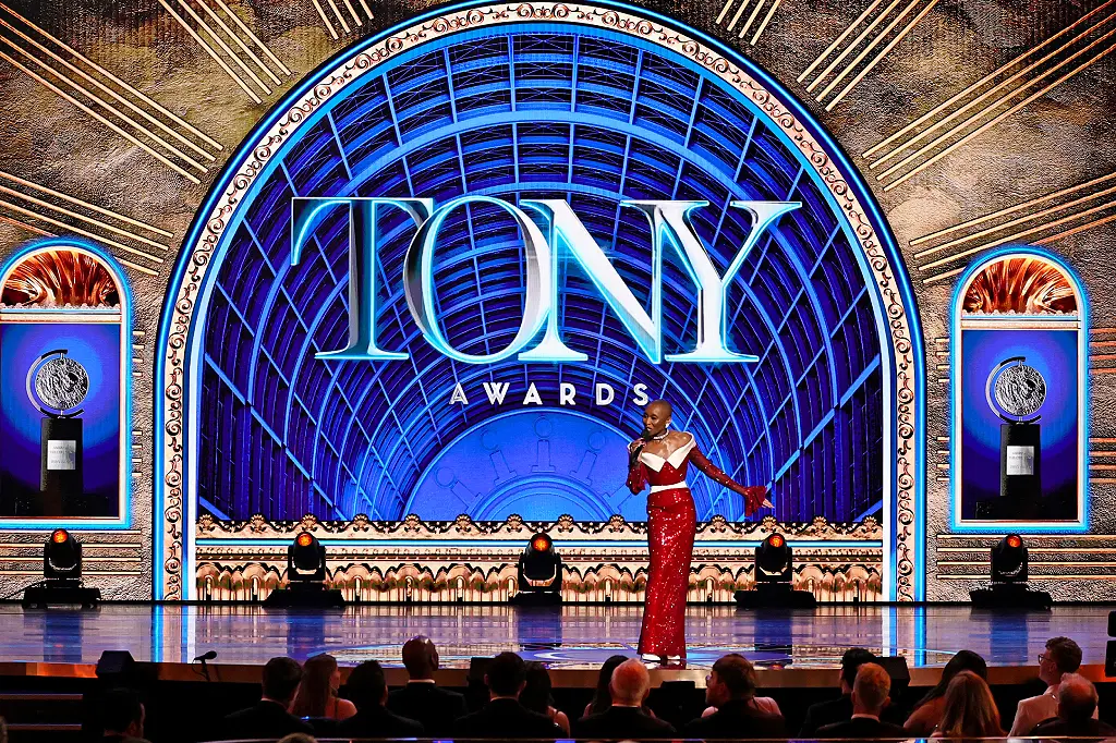Tina Fey Top Betting Pick to Host SNL 50th Anniversary Special